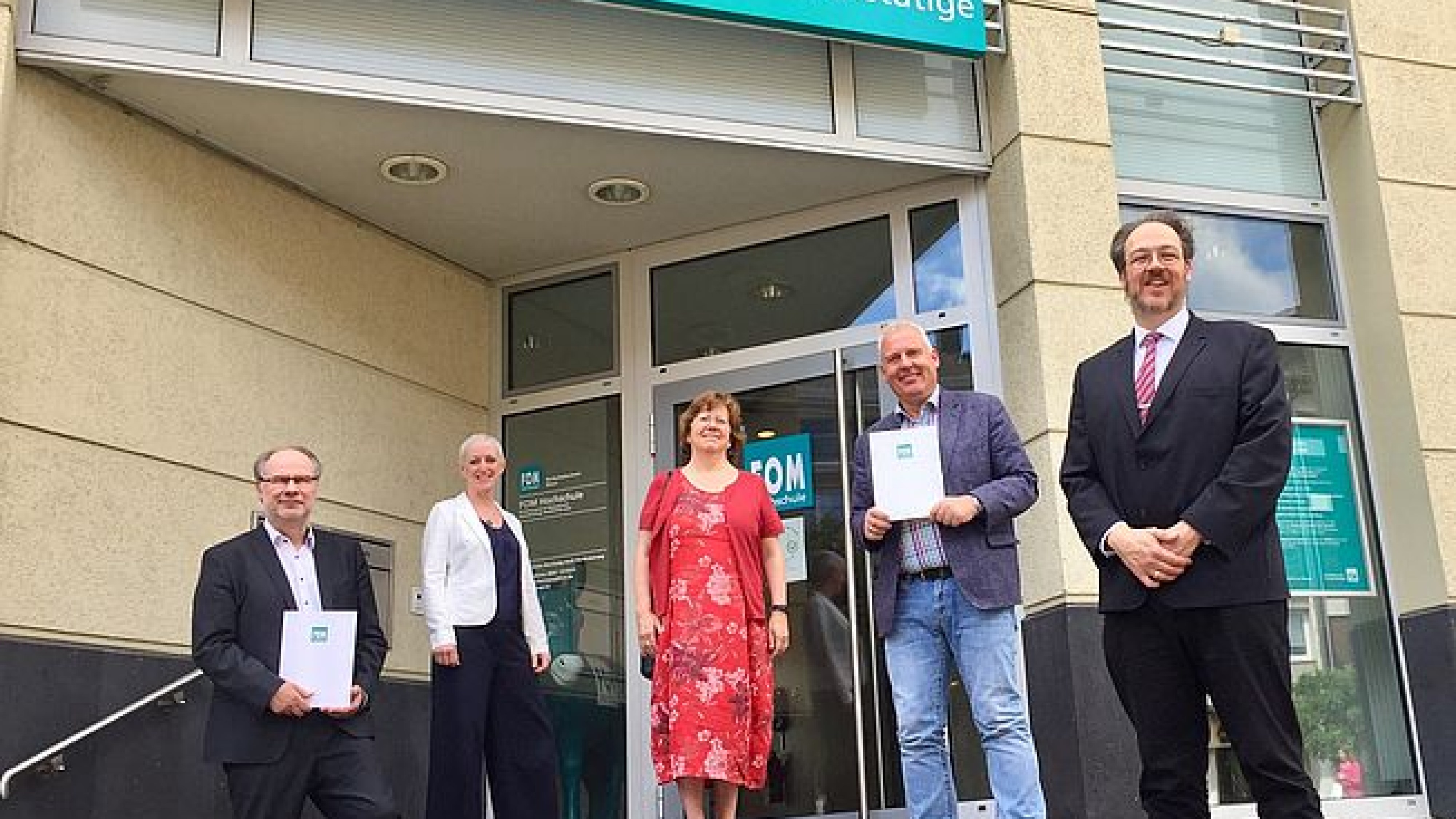 FOM kooperiert mit dem AWO Kreisverband Wesel e.V. FOM kooperiert mit dem AWO Kreisverband Wesel e.V.